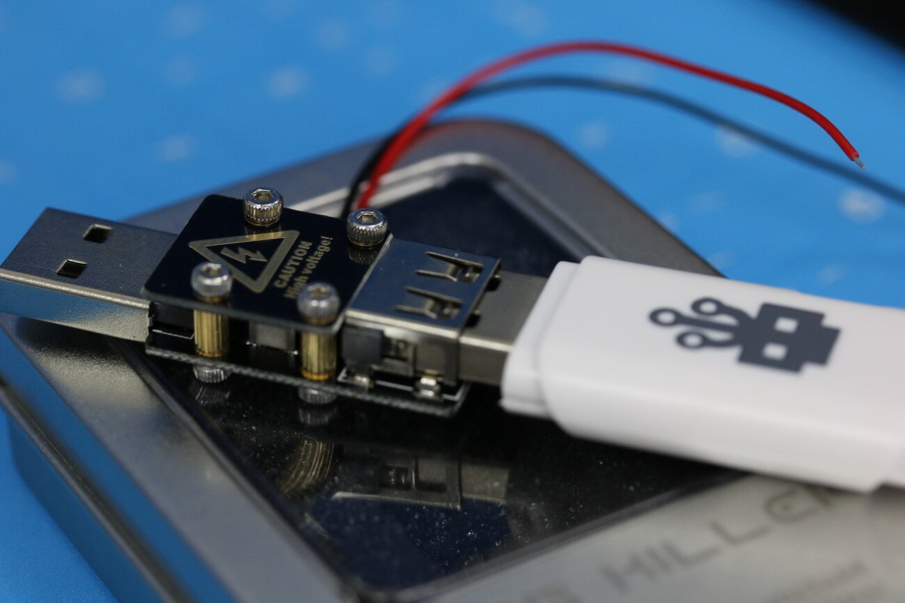 Студент «убил» 66 компьютеров на $58 000 с помощью USB-флешки